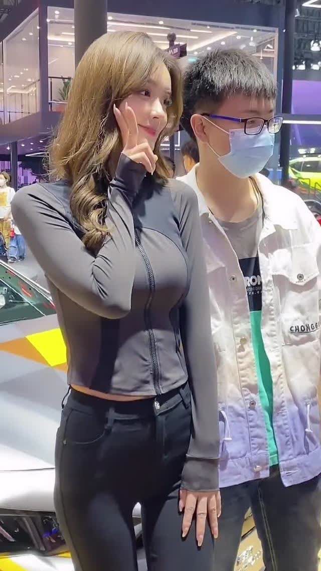 漂亮迷人的车模小姐姐，这是你们喜欢的类型吗？ - TNAOT