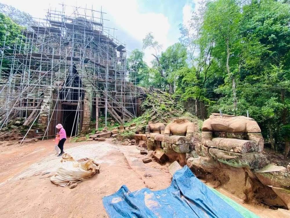 ទិដ្ឋភាពចុងក្រោយបំផុតពីខ្លោងទ្វារតាកាវ ...