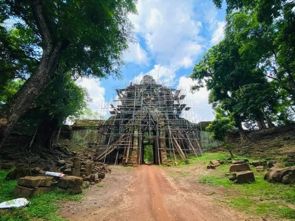 ទិដ្ឋភាពចុងក្រោយបំផុតពីខ្លោងទ្វារតាកាវ ...