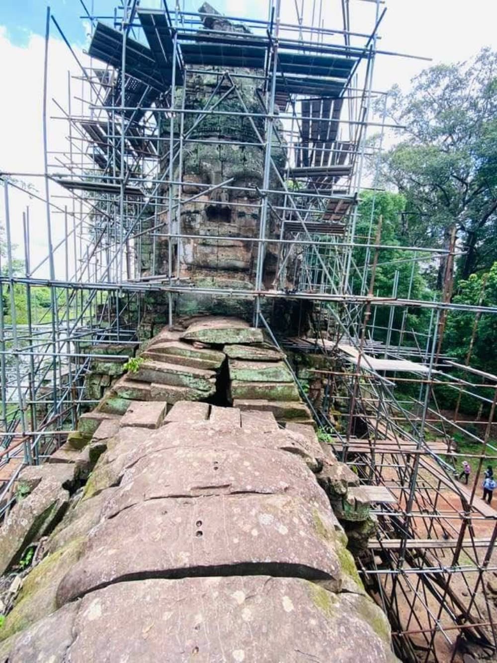 ទិដ្ឋភាពចុងក្រោយបំផុតពីខ្លោងទ្វារតាកាវ ...