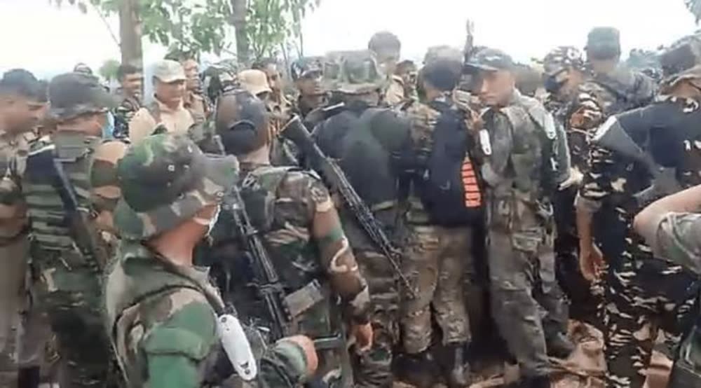 印度上千警察持枪对峙，内战即将打响？莫迪下令，军队开赴边境 - TNAOT
