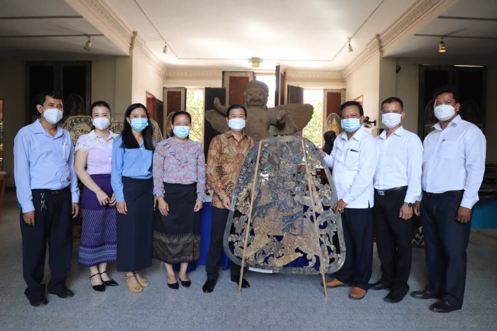 ស្បែកធំ និងស្បែកពណ៌ចាស់ៗប្រមាណជាង ១០០ផ្ទាំងត្រូវយកទៅរក្សាទុកនៅសារមន្ទីរជាតិក្រុងភ្នំពេញ - TNAOT