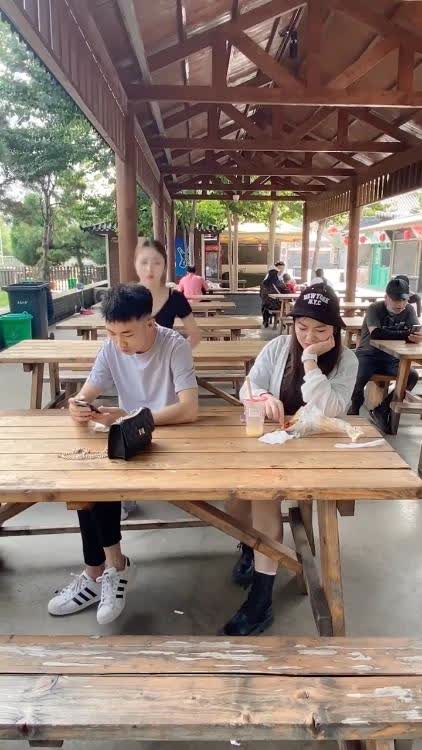 រវល់លេងទូរស័ព្ទភ្លេចមើលសង្សារខ្លួនឯង - TNAOT