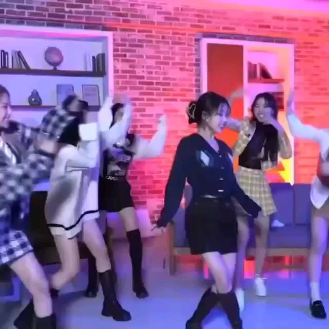 IU dance x2 so cute 😍 - TNAOT