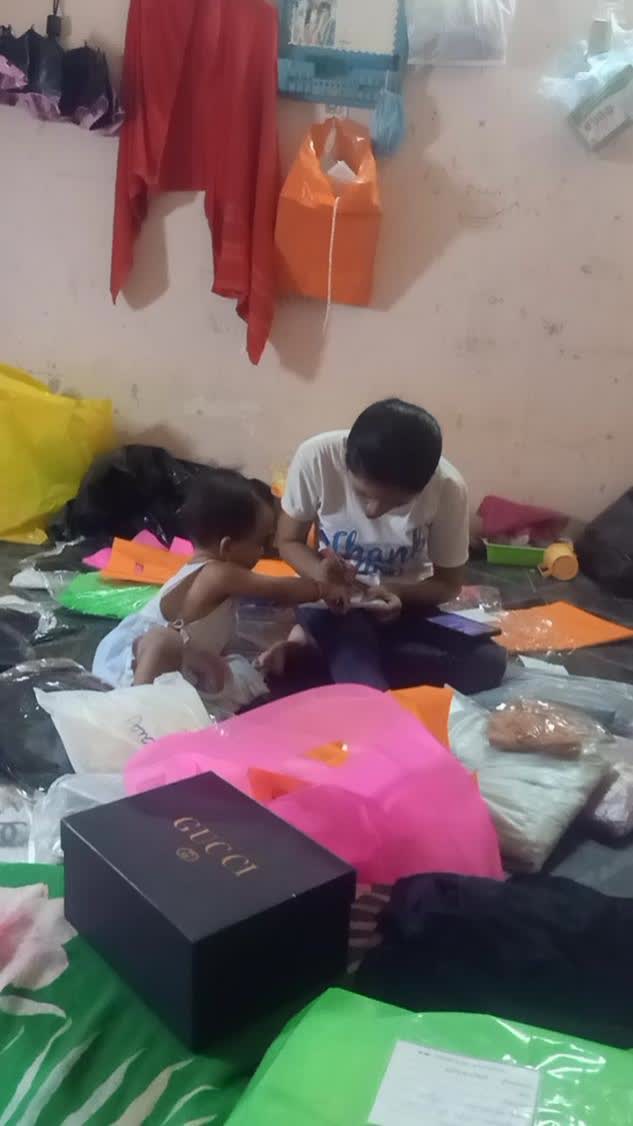 កំពុងជួយរៀបចំអីវ៉ាន់ម៉ាក់ៗ - TNAOT