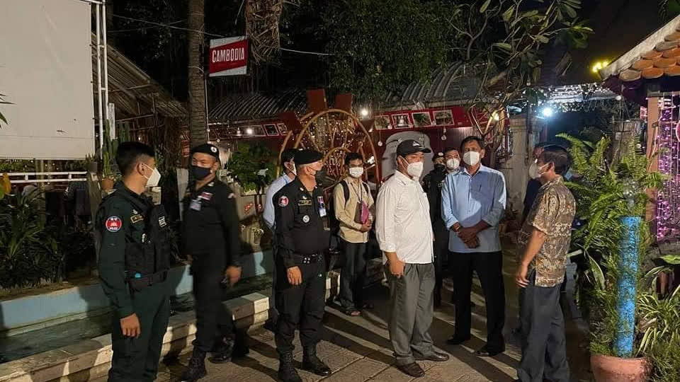 អាជ្ញាធរ ខណ្ឌ ទួល គោក ដឹក នាំ កម្លាំង ចុះ ត្រួត ពិនិត្យ កន្លែង អាជីវកម្ម ដែល មាន ហានិភ័យ ខ្ពស់ ...