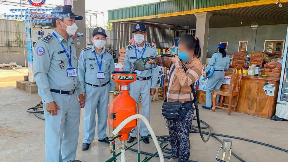 មន្ត្រីជំនាញពិន័យអន្តរការណ៍កន្លែងលក់សាំង ៤ លក់មិនគ្រប់លីត្រនៅកំពង់ស្ពឺ និងកណ្ដាល - TNAOT